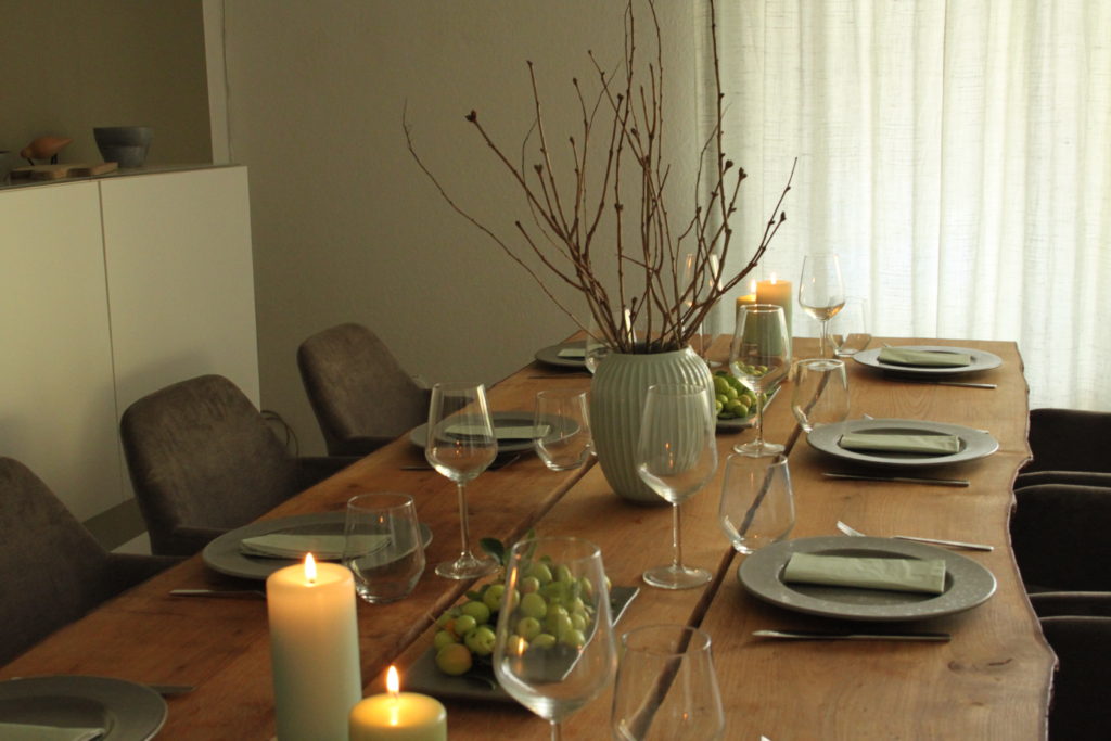 Rustikt tema - dæk bordet med grene og lys i en nordisk stil | EventRoom